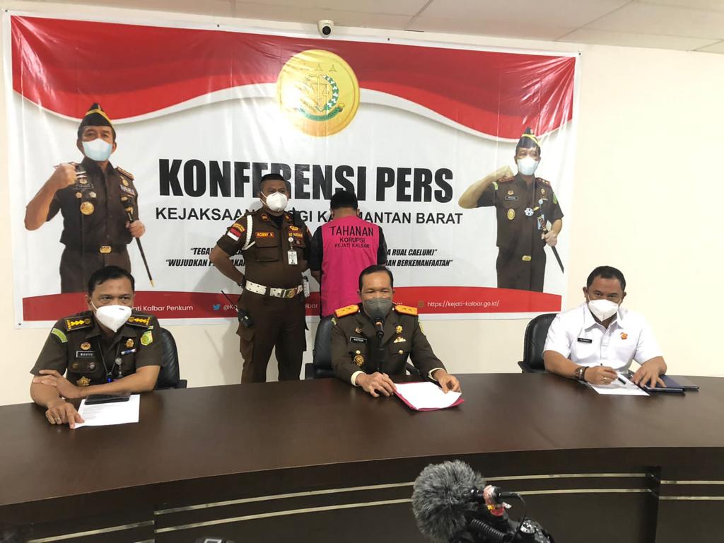 Kejati Kalbar Jebloskan Tersangka Korupsi Pengadaan Tanah BUMN ke Rutan ... Kejati Kalbar Jebloskan Tersangka Korupsi Pengadaan Tanah BUMN ke Rutan ...