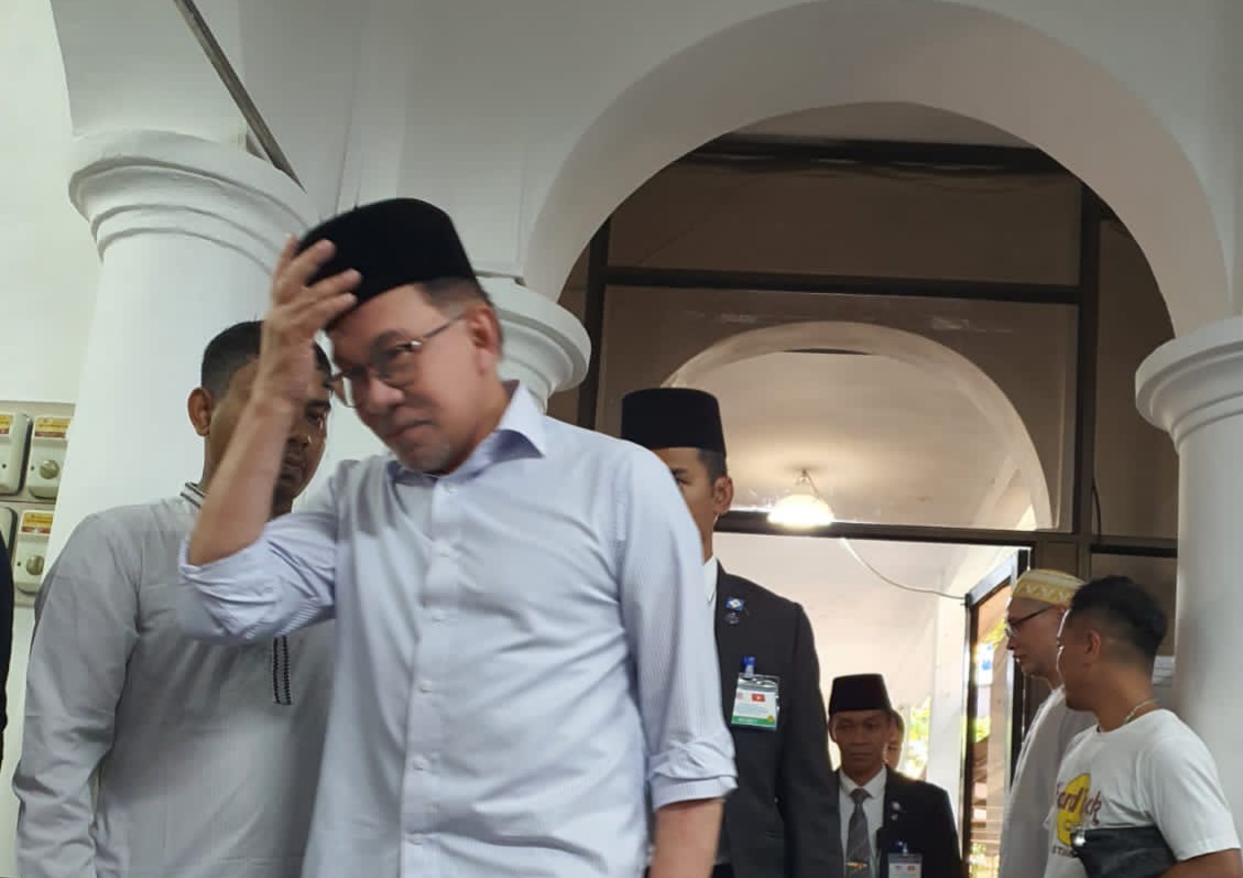 Pm Malaysia Anwar Ibrahim Shalat Jumat Di Masjid Al Noor Hanoi Independensi