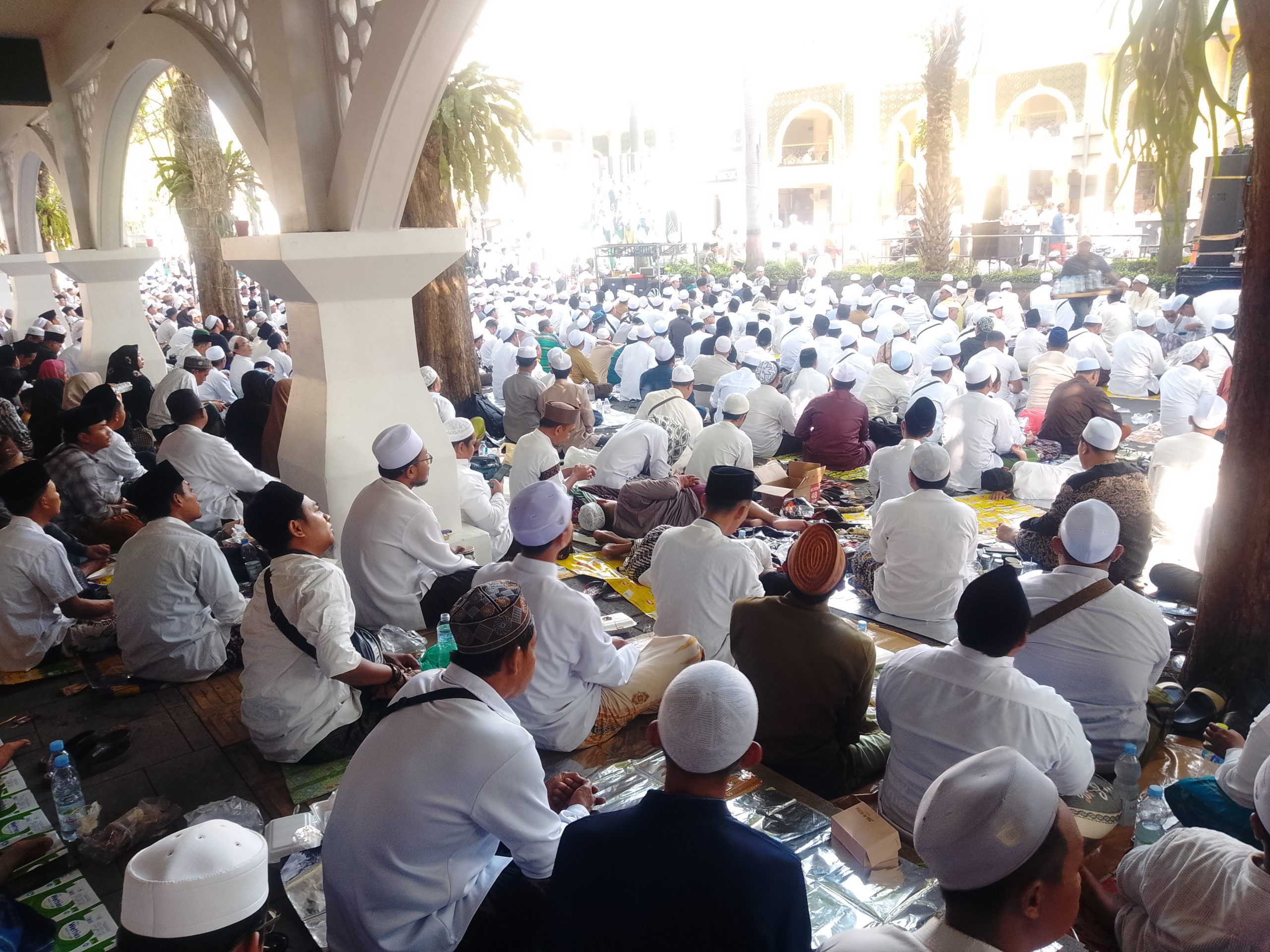 Ribuan Jamaah Hadiri Haul Habib Abu Bakar Assegaf di Masjid Jami Gresik ...